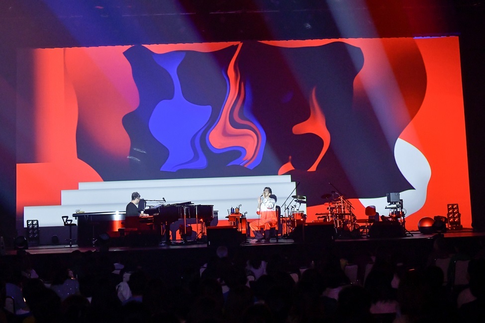 平井堅、コンセプトライブ『Ken's Bar』で西城秀樹さんの 平井堅、コンセプトライブ『Ken's Bar』で西城秀樹さんの